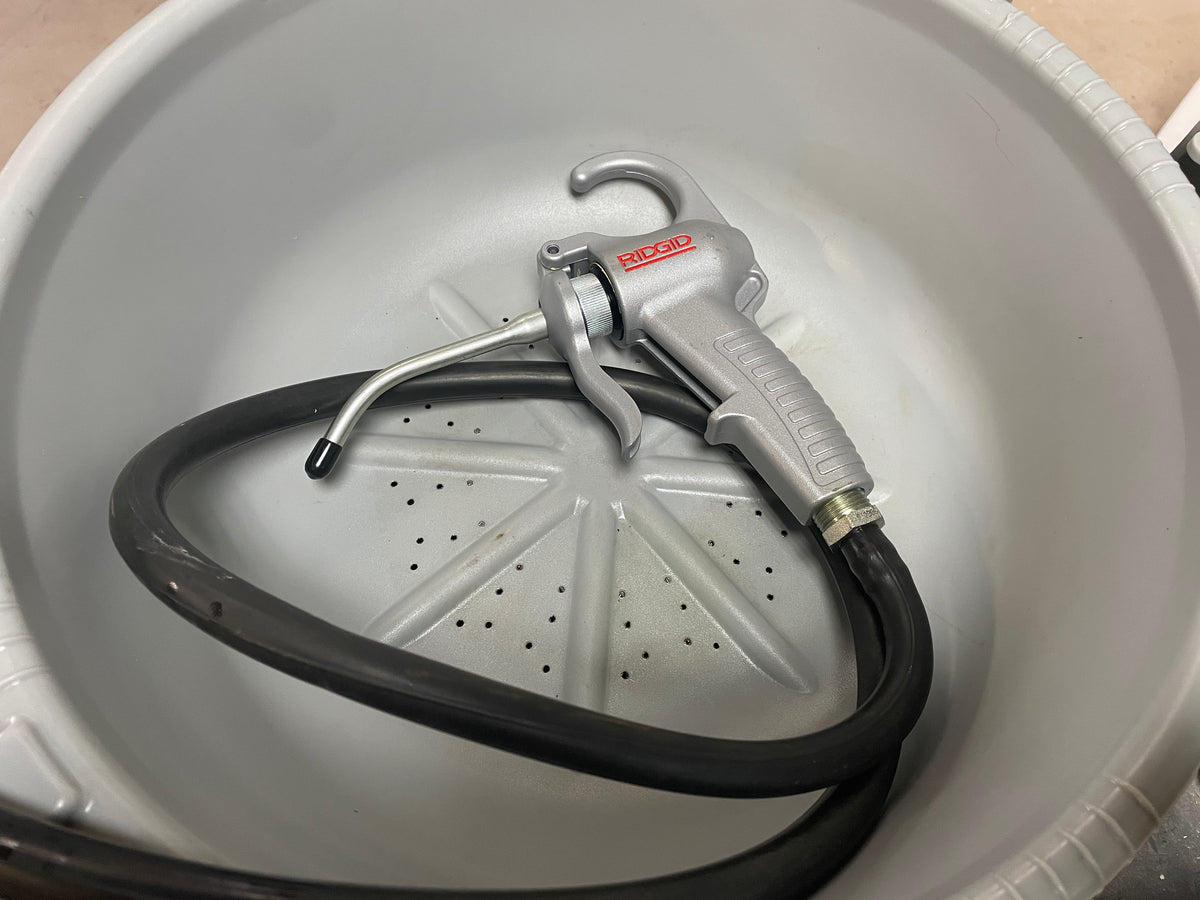 New Ridgid Oiler Bucket and Gun – Benchmark Ltd.